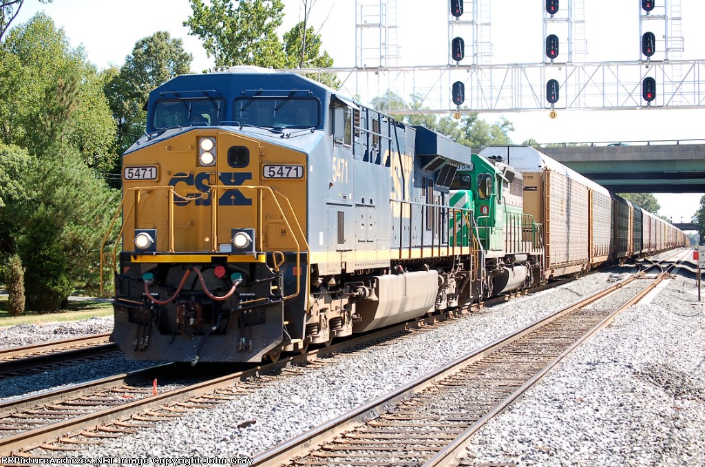 CSXT 5471(ES44DC) & GCFX 3054(SD40-2) ex CP 5608(SD40-2) on Q261-18